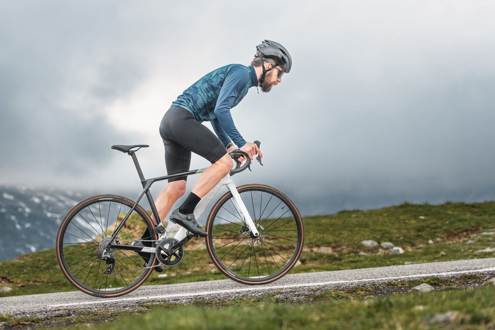 Everesting in Cycling: Guide to Cycling’s Toughest Climb | ROUVY