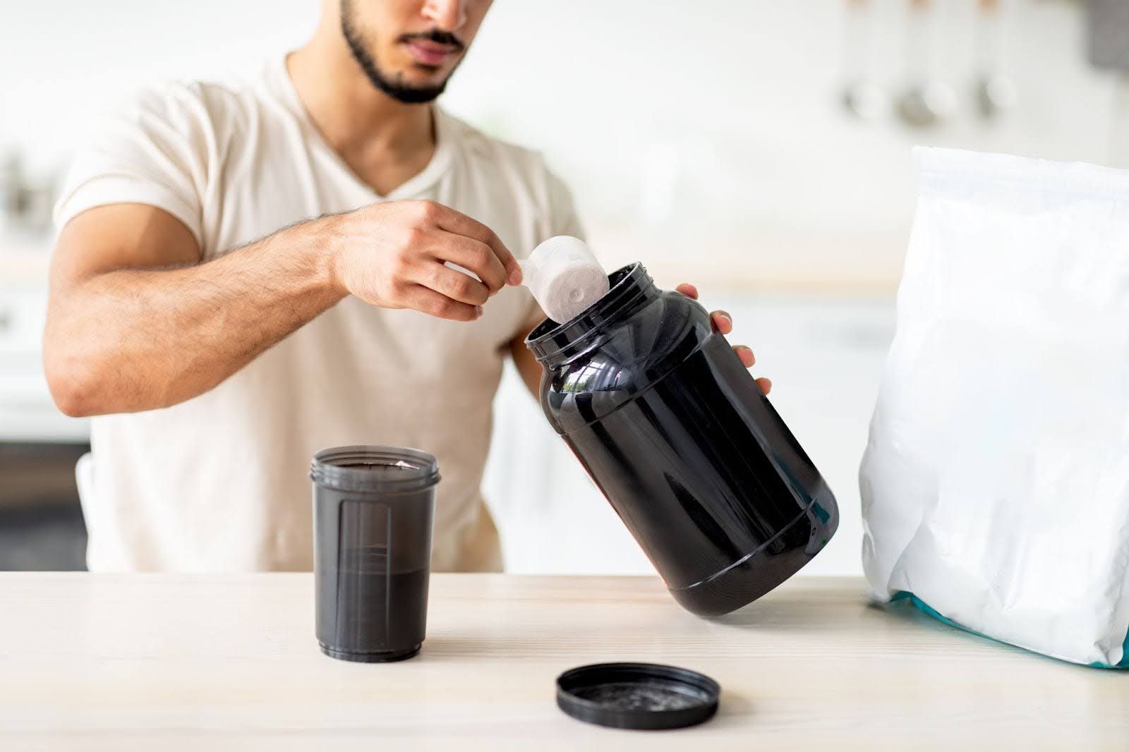 Protein powder for cyclists: Types, timing & benefits | ROUVY